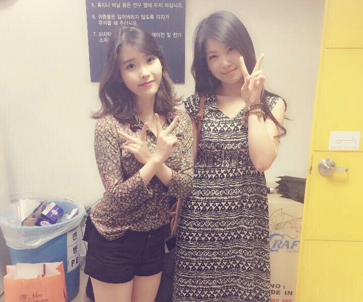 [صور] المغنية Jeon Eun Jin تقوم بإلتقاط صورة مع اييو أثناء حضورها الحفل ...