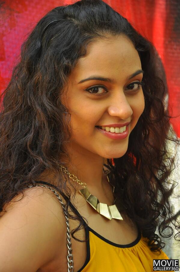 Rupa Manjari smilling Photo | Veethi