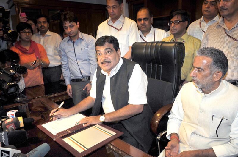 PIB India on Twitter: "Shri Nitin Jairam Gadkari takes charge as the Union Minister for Road ...