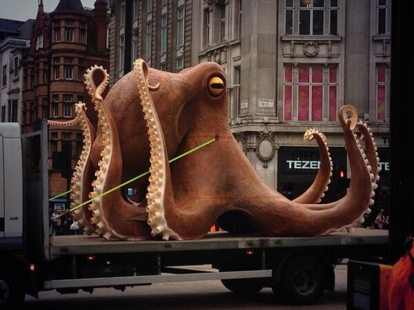 Giant octopus brings part of London to a standstill | London - ITV News