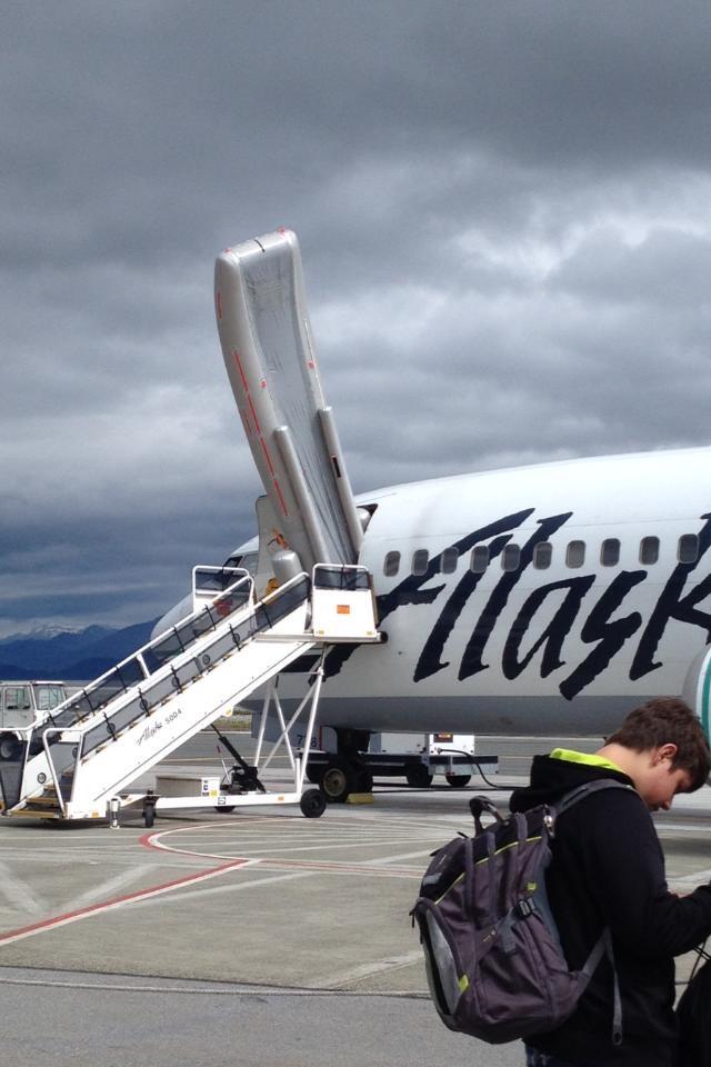 Oops: AS 737 Escape Slide Deploys - Airliners.net