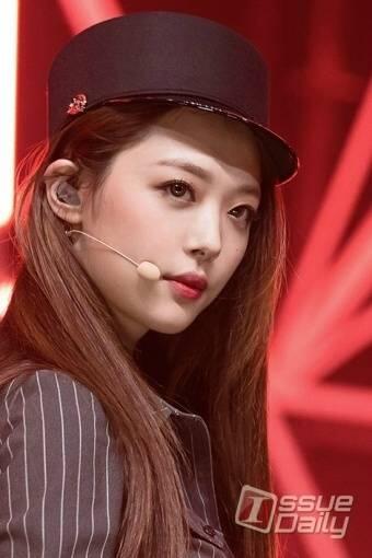 Sulli Red Light Hat