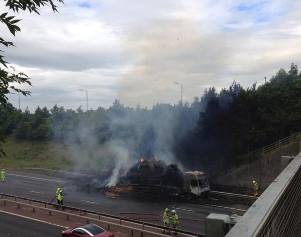 Emergency services dealing with lorry fire on M40 | Meridian - ITV News