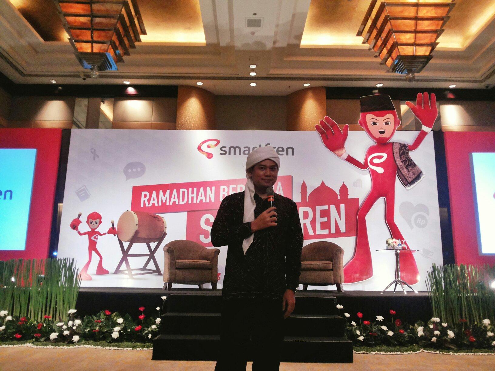 smartfren on Twitter: "Sebelum berbuka, Ust. Aa Hadi memberikan Tausiyah di acara buka puasa ...