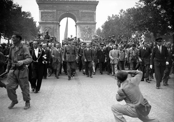 Le Général De Gaulle Défile De Larc De Triomphe à Notre Dame [15h 26