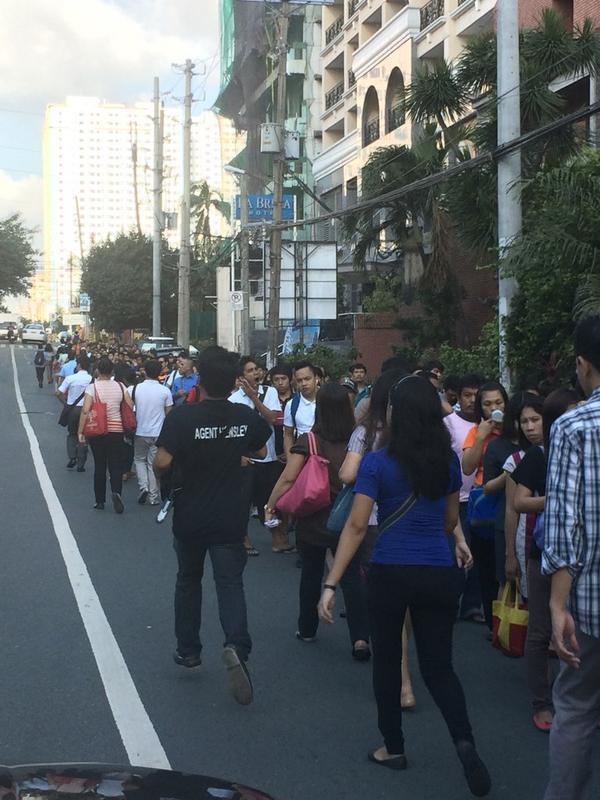 PHOTO: Line at MRT Quezon Ave. Station still reaches Mother Ignacia ...