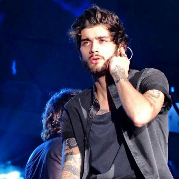Zayn Malik Singing On Stage