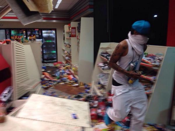 Ferguson QuikTrip being looted (video) : r/StLouis