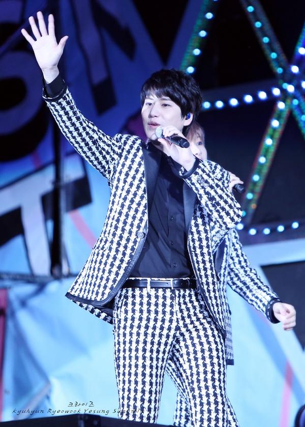 KYUNA at SM Town Live World Tour IV | EvilLigator Couple