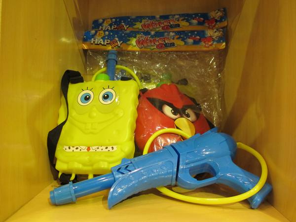 SpongeBob and AngryBirds water guns on sale at a new Pyongyang ...