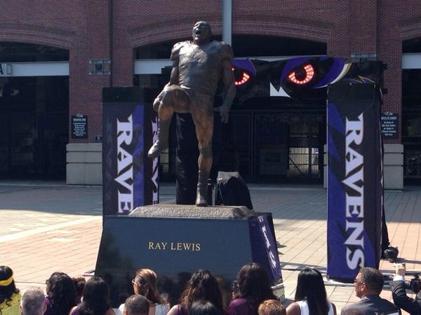 Ray Lewis statue revealed outside of M&T Bank Stadium : r/ravens
