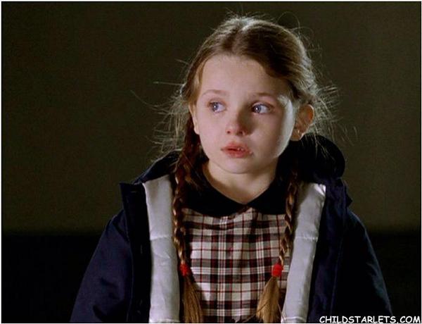 Abigail Breslin Signs