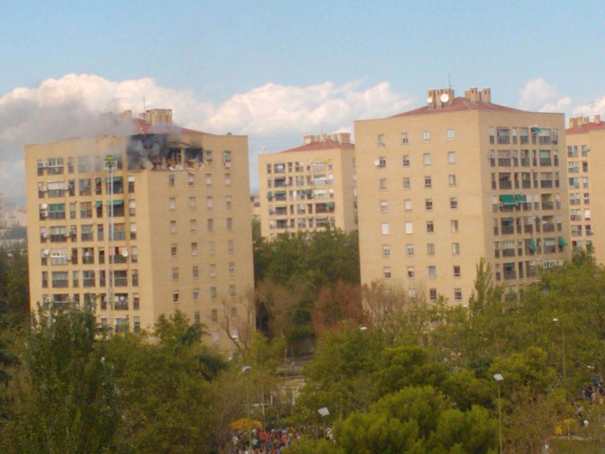ALERTAS : Explosión en un edificio de el barrio de Orcasitas Madrid. Un ...