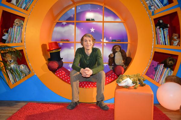 Ben Faulks (Mr Bloom) is here with a new bedtime story: Alfie Gives A ...