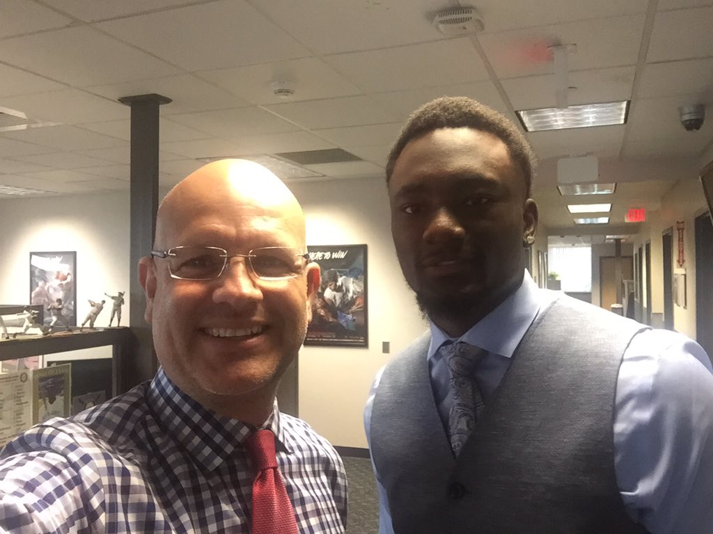 Con 4 primeras selecciones, nada mal LB Reuben Foster, WR Corey Davis ...