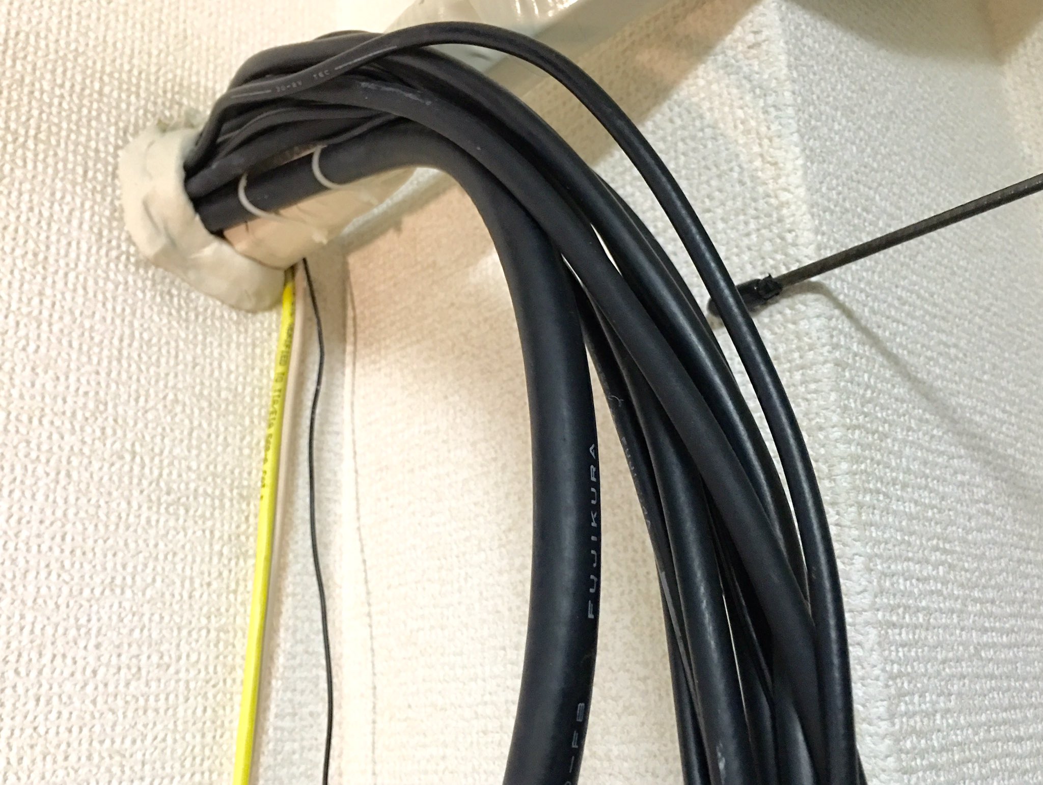 ならAI46 on Twitter: "CMベース兼常置場所の同軸ケーブル引き込み部、10D-FB×1、5D-FB×3、5D-2V×2、3D-2V×2、他諸々。ワンルームのエアコンダクトだと ...