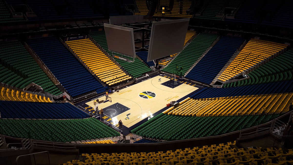 [Genessy] This arena looks sweet with these blue, green and yellow ...