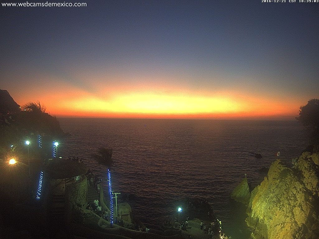 Un hermoso atardecer nos obsequia hoy La Quebrada Acapulco. Webcam en ...