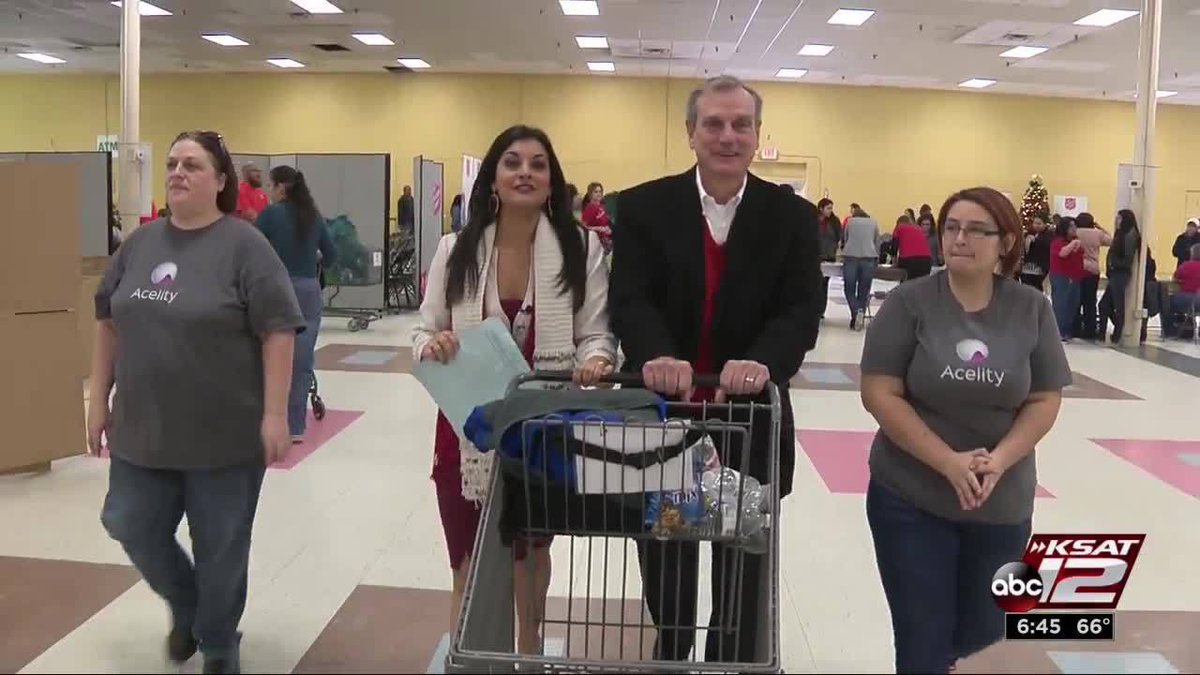KSAT's David Sears, Concetta Callahan surprise family with Christmas ...