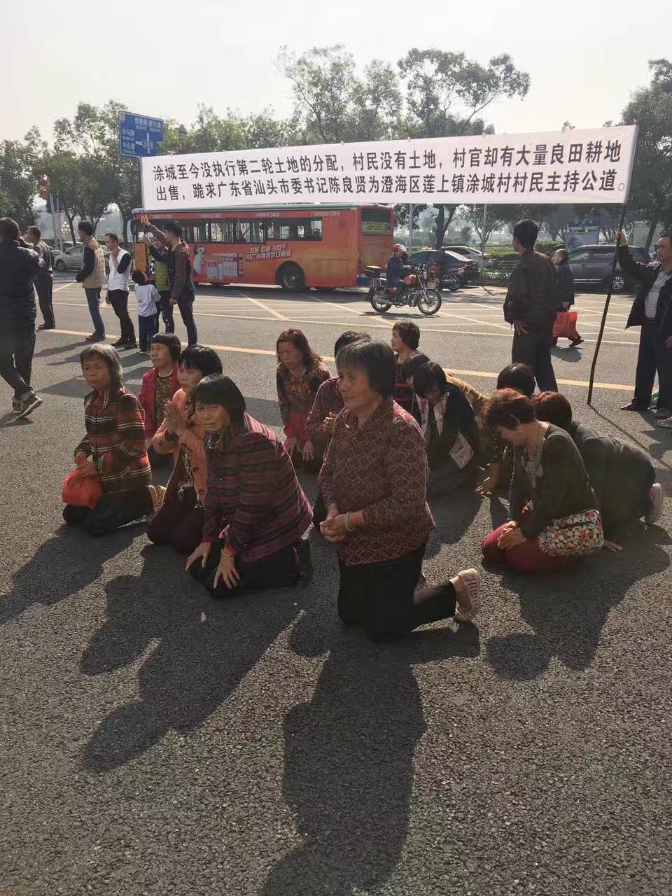 iyouport on Twitter: "澄海莲上镇涂城村（就那个曾力排众议建文革博物馆的村子），村民因土地问题到区政府下跪表达诉求 China's Slaves ＃humanrights ...