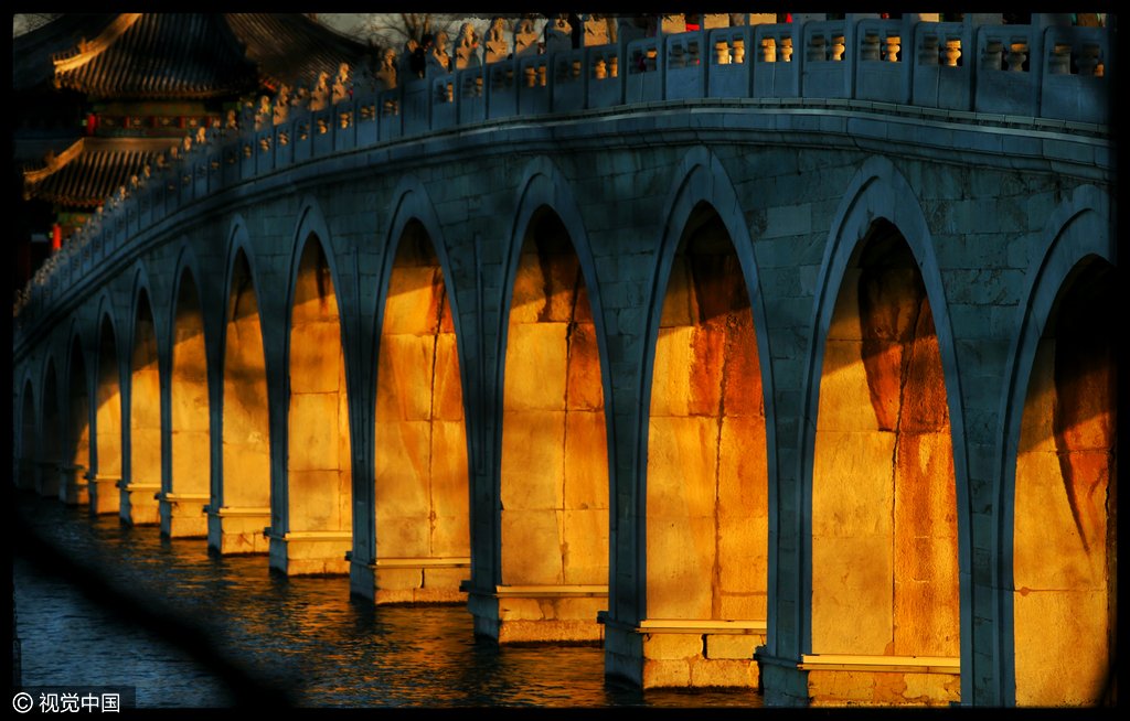 Sunset illuminates all 17 holes of the 17 Arch Bridge in Beijing's ...
