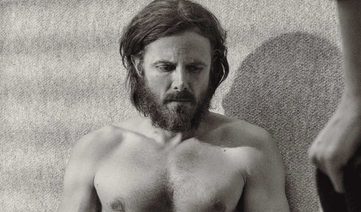 Casey Affleck flaunts his six pack abs in a shirtless photo from 's ...