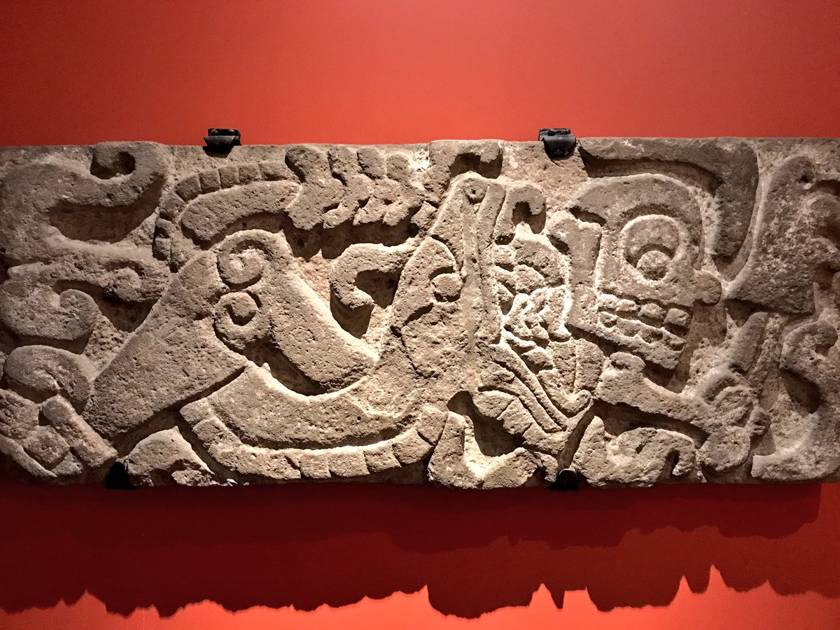 Parte del coatepantli de Tollan Xicocotitlan. Una serpiente devora un ...