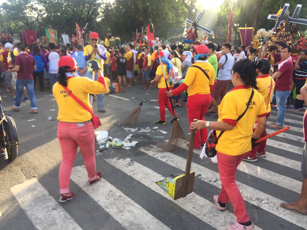 Nasa dulo ng prusisyon ang mga street sweeper ng MMDA at Manila DPS ...