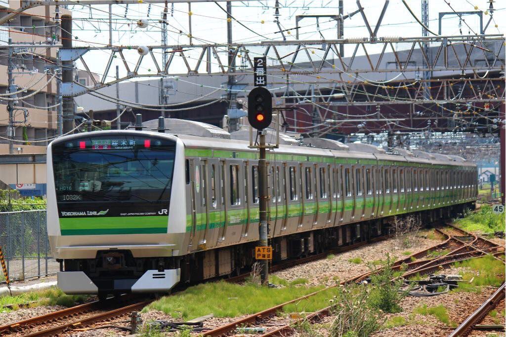鉄道旅図鑑 on Twitter: "E233系 JR東日本が首都圏に大量投入したE231系をさらに発展させた車両として開発。E231系で置き換えられなかった路線に投入された。防犯カメラ ...