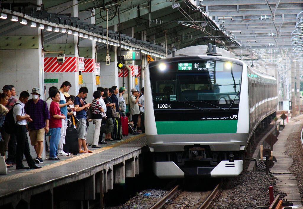 鉄道旅図鑑 on Twitter: "E233系 JR東日本が首都圏に大量投入したE231系をさらに発展させた車両として開発。E231系で置き換えられなかった路線に投入された。防犯カメラ ...