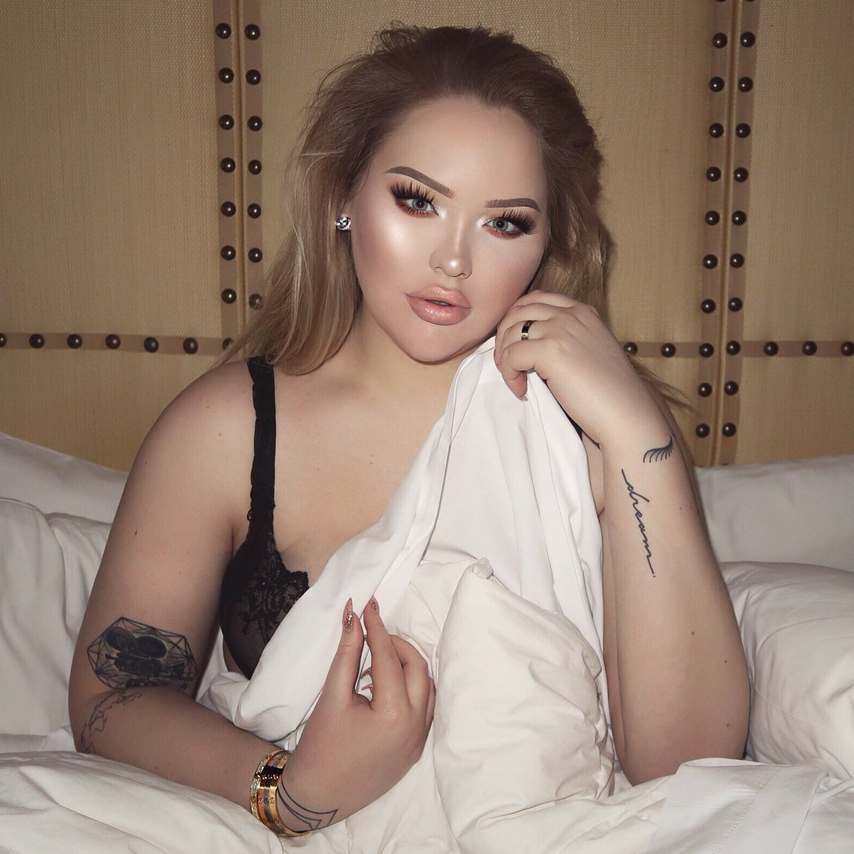 NikkieTutorials on Twitter: "Friends that take photos in the same bed together, stay together ...