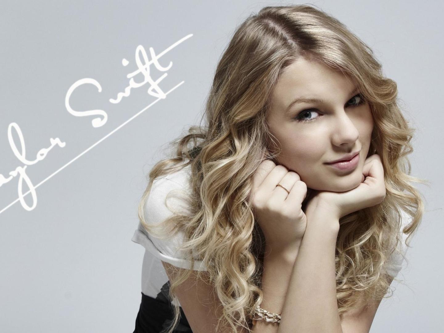 Taylor Swift Red Album Photoshoot Wallpaper