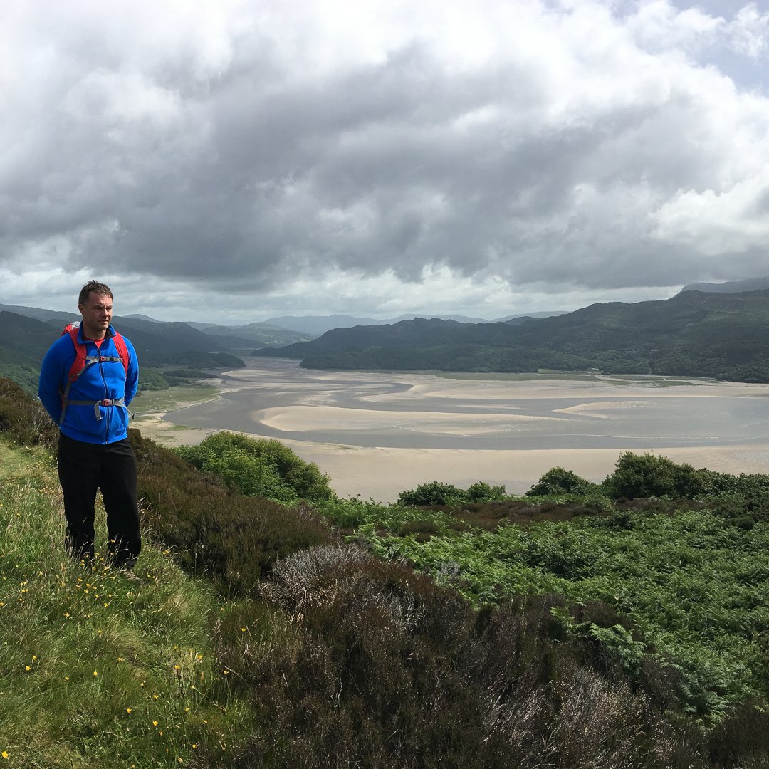 Bedwyr Rees sy’n cyflwyno ArfordirCymru BaeCeredigion Discover ...