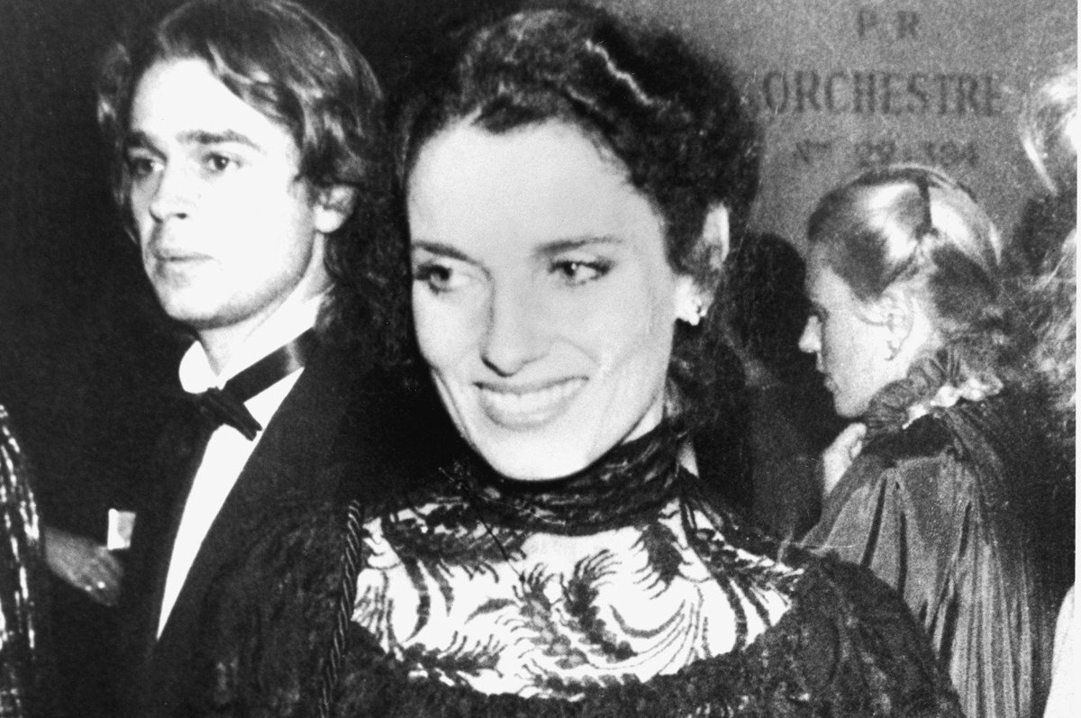 An infamous photo of former Canadian First Lady Margaret Trudeau sans ...