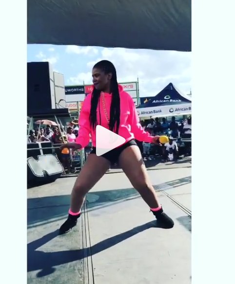 Chomee Pictures On Stage