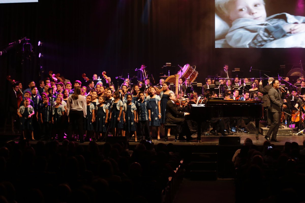 Así fue el ensamble musical entre y el Coro Presidencial para el en el ...