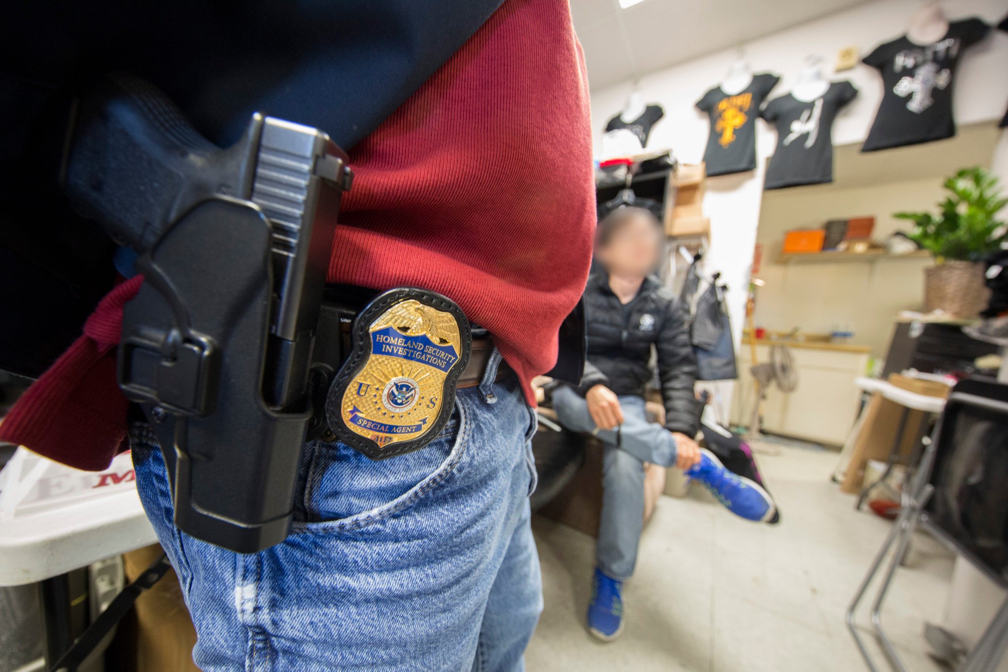 ICE on Twitter: "7:49 p.m.: HSI special agents move in and identify the business owner. #SB51 ...