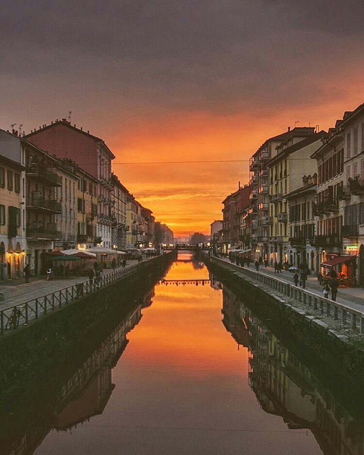 Milano sunset 😍 📷 Alberto Papagni 🌐 https://t.co/VFJRgS2MxL ⛩ #navigli ...