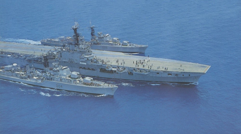 HMAS Voyager, HMAS Melbourne and HMAS Vendetta conducting jackstay ...