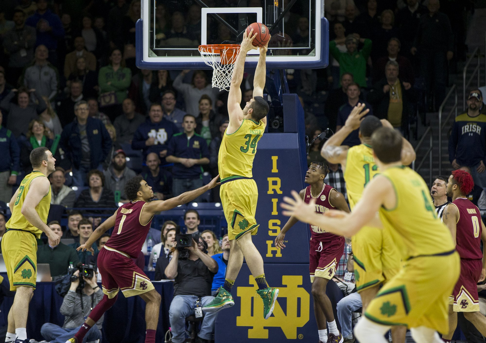 Robert Franklin on Twitter: ".@NDmbb walk-on Patrick Mazza brought down the house with this dunk ...