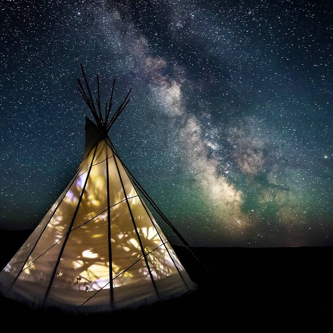 Under the night sky in Saskatchewan 's Grasslands National Park ...