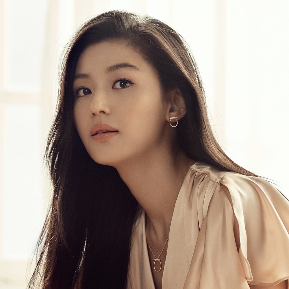 صور Jun Ji Hyun لـ Stonehenge | Kdrama Stars 1