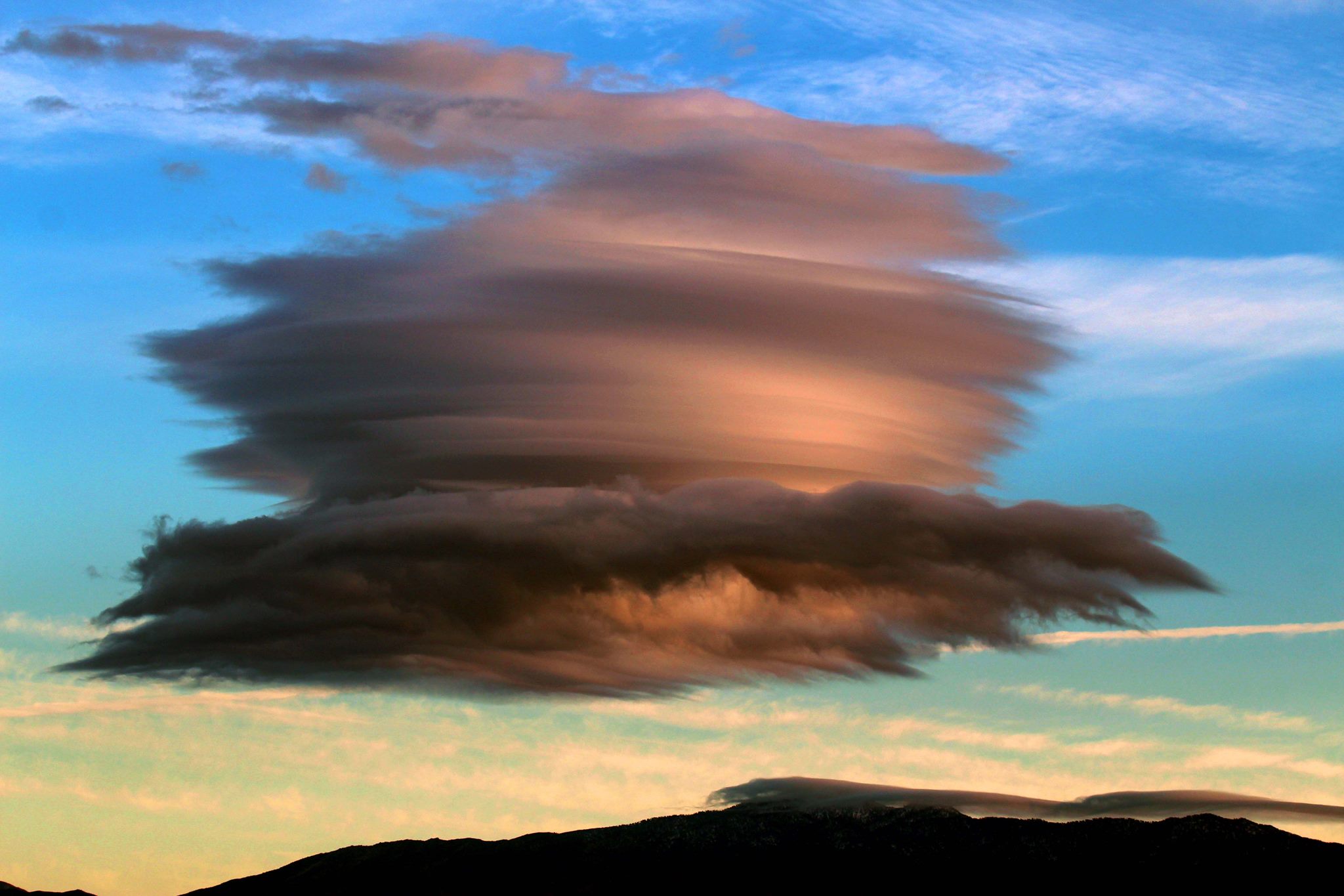 Lenticular clouds look like UFOs / Twitter Lenticular clouds look like UFOs / Twitter