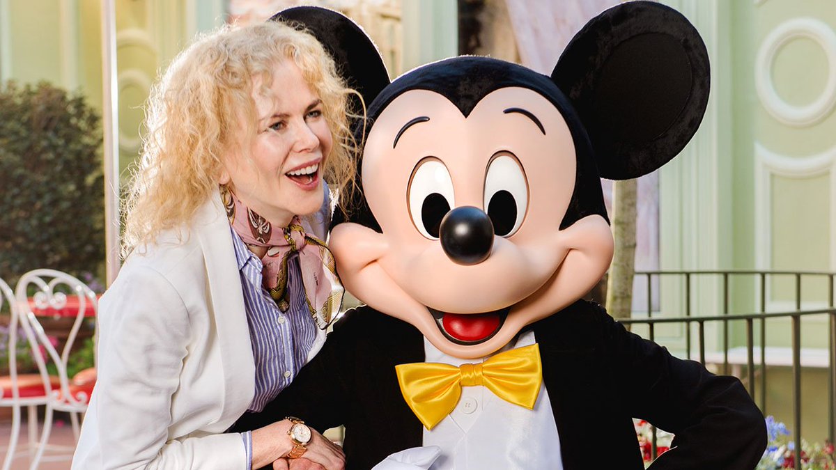 Nicole Kidman rocks curly hair and sneakers while hanging out with ...