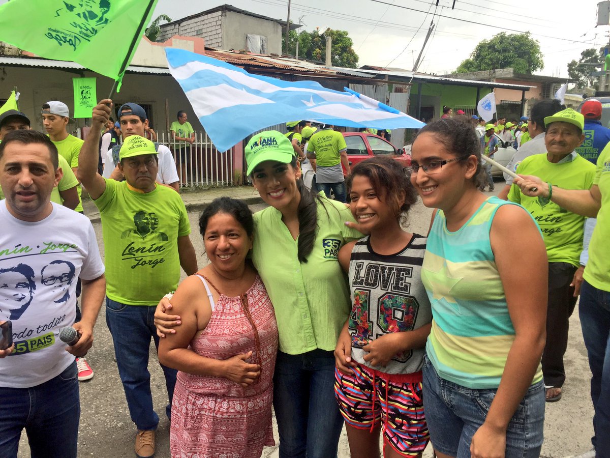 Recorriendo las calles del Guasmo Sur junto a , socializando el plan de ...