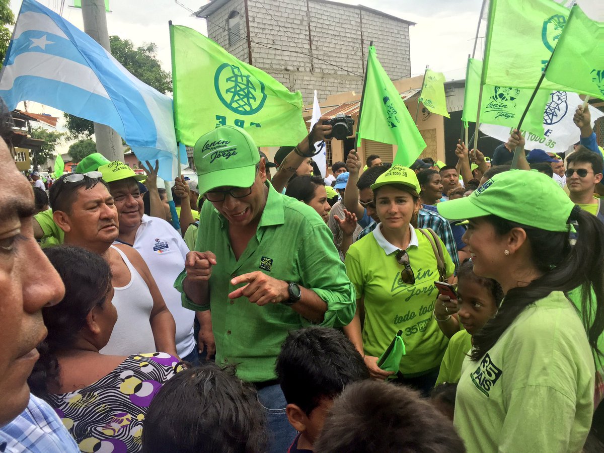 Recorriendo las calles del Guasmo Sur junto a , socializando el plan de ...