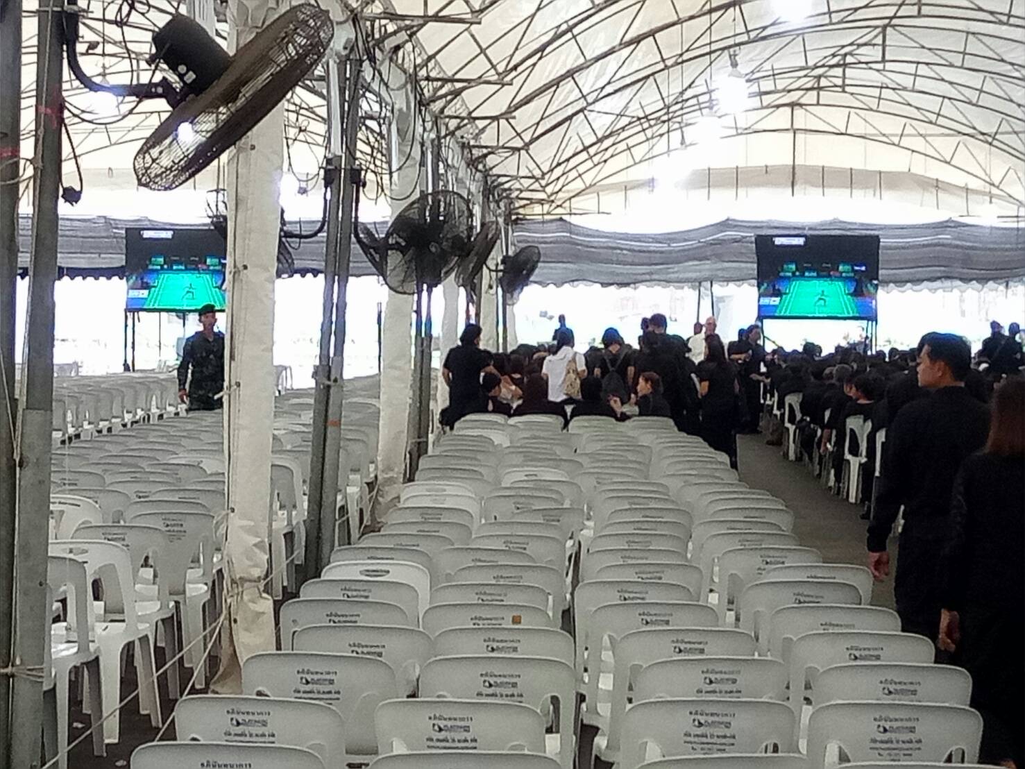 JS100 on Twitter: "RT@ZONEAPPOFFICIAL 08.00น. คิว ณ สนามหลวง ปชช.ทยอยเดินทาง มีแถวในเต็นท์โซน ...