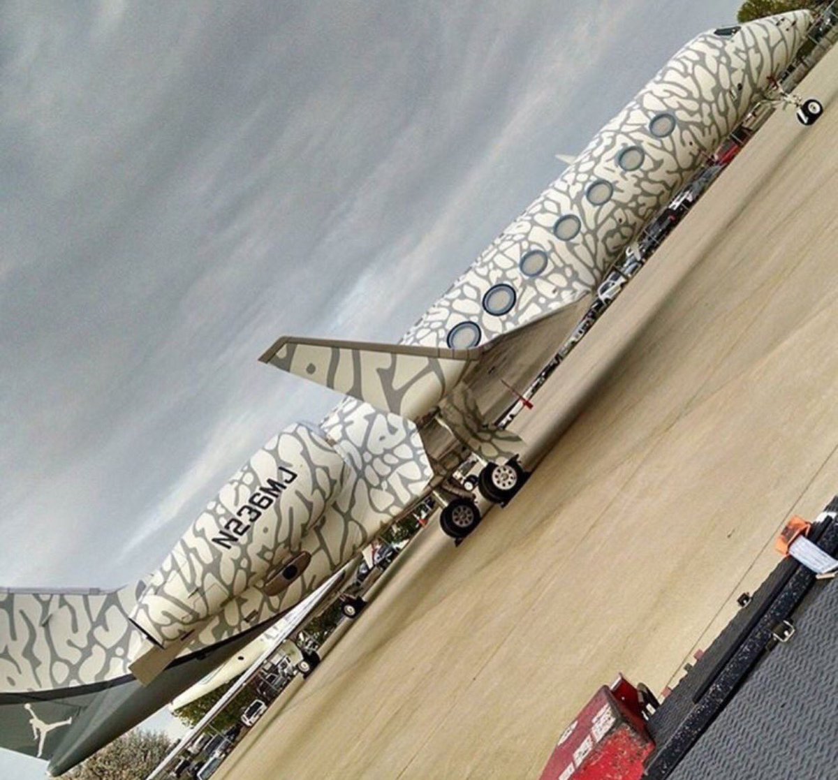 New paint job on Michael Jordan's private jet features the familiar ...