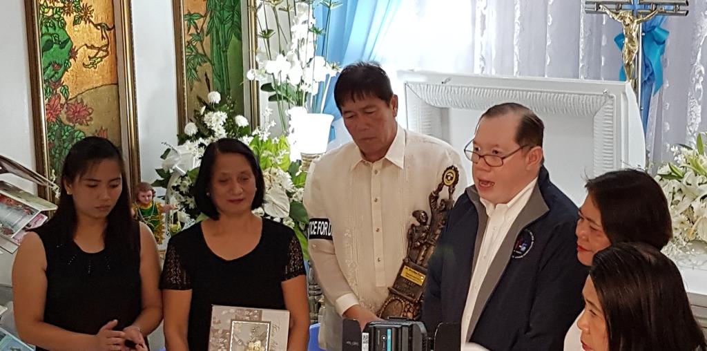 DOH Usec Enrique Tayag awards the Bayani ng Kalusugan for Dr Dreyfuss ...