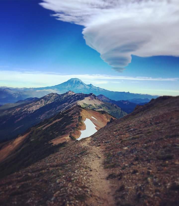 Lenticular clouds look like UFOs / Twitter Lenticular clouds look like UFOs / Twitter
